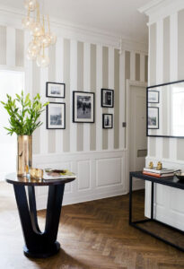 Pareti a Righe Verticali: 28 Idee per Decorare gli Interni | MondoDesign.it